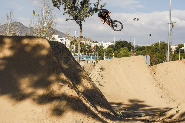Lucas Recasens shredding Malaga aboard his Evil Faction 2 - Mountain ...