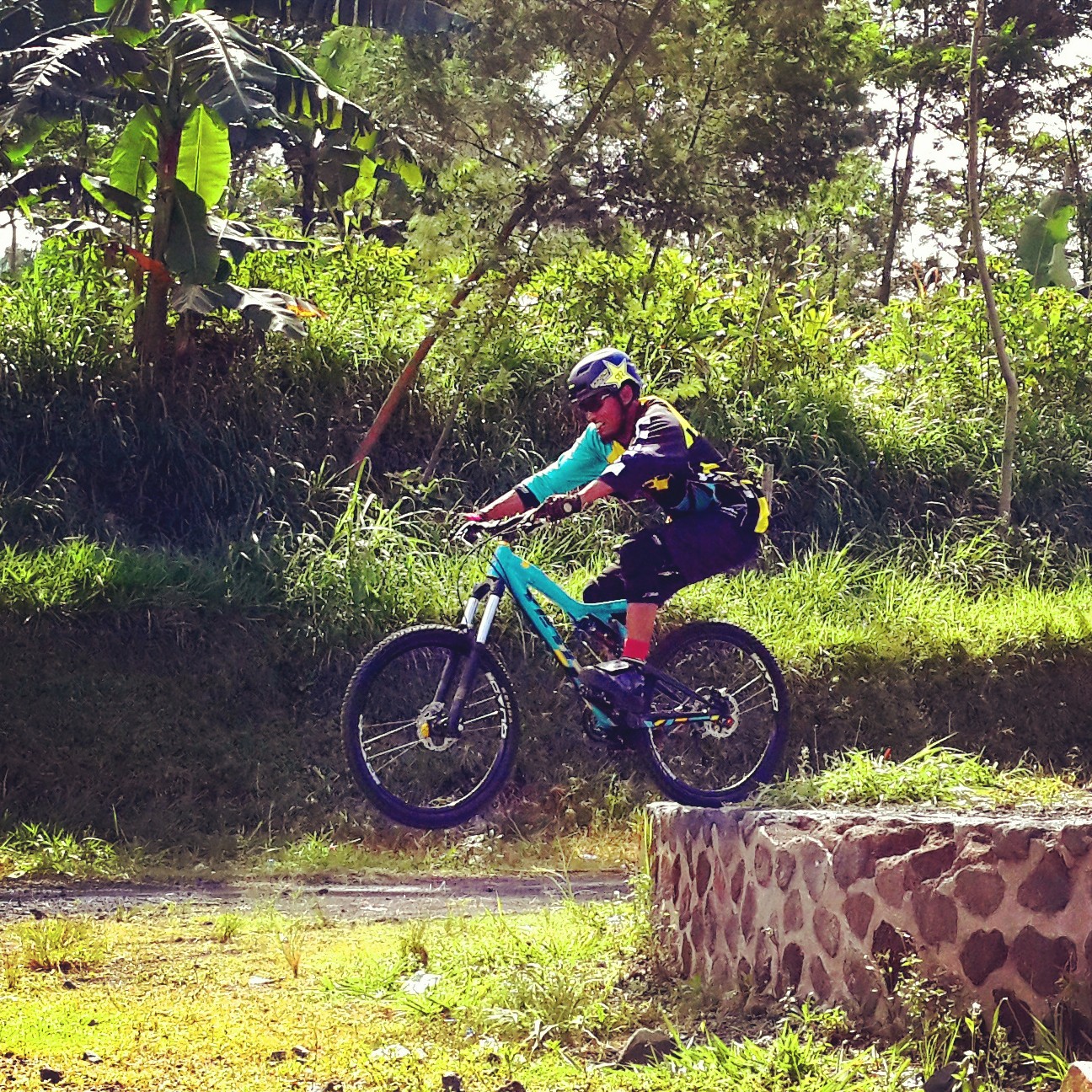 YETI 575 - The Turquoise-Yellow - Ebo Widarisman's Bike Check - Vital MTB