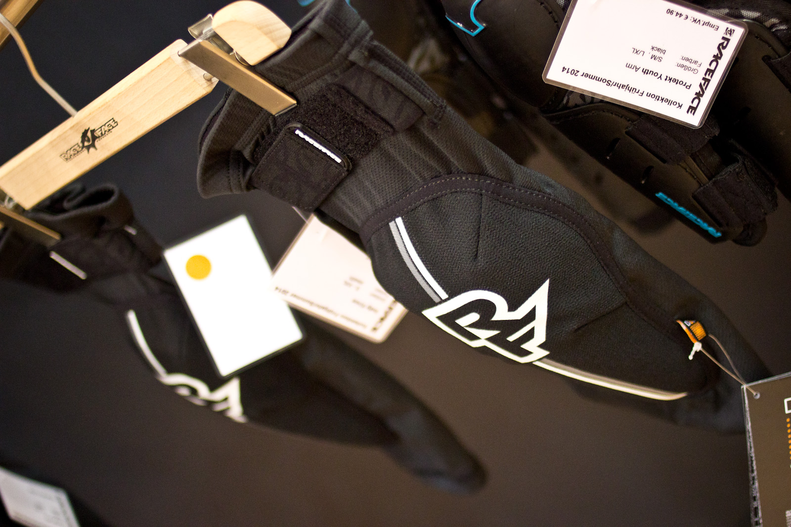 Race Face Indy Knee Pads - 2014 Mountain Bike Apparel & Protection at ...