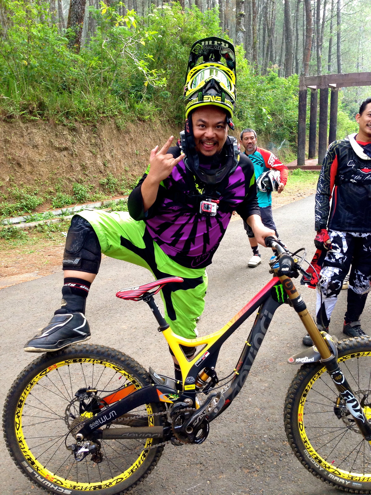 Fatboy's Devinci Wilson Carbon - fatboyfarid's Bike Check - Vital MTB