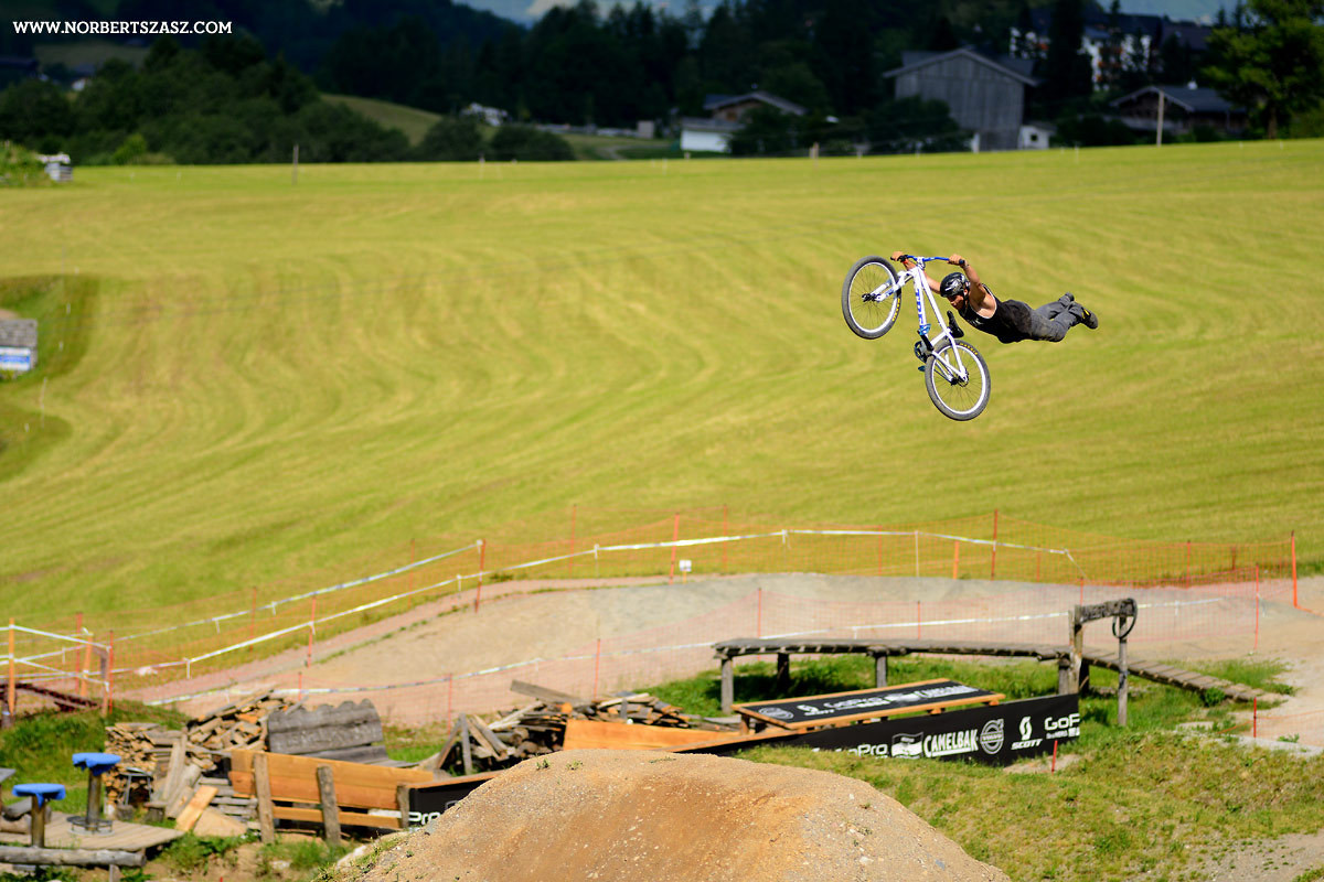 Superman Seat Gobbler - NorbertSzasz - Mountain Biking Pictures - Vital MTB