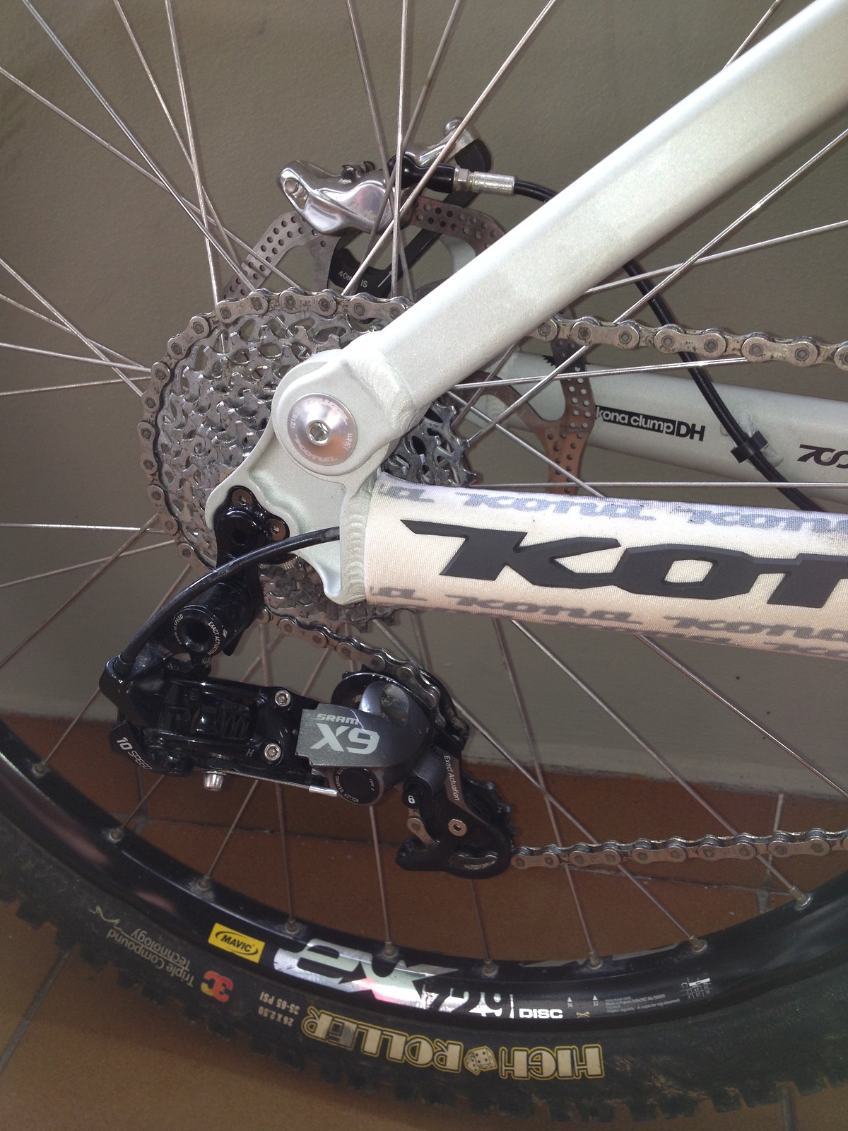 Custom 2012 Kona Entourage Deluxe - Balog's Bike Check - Vital MTB