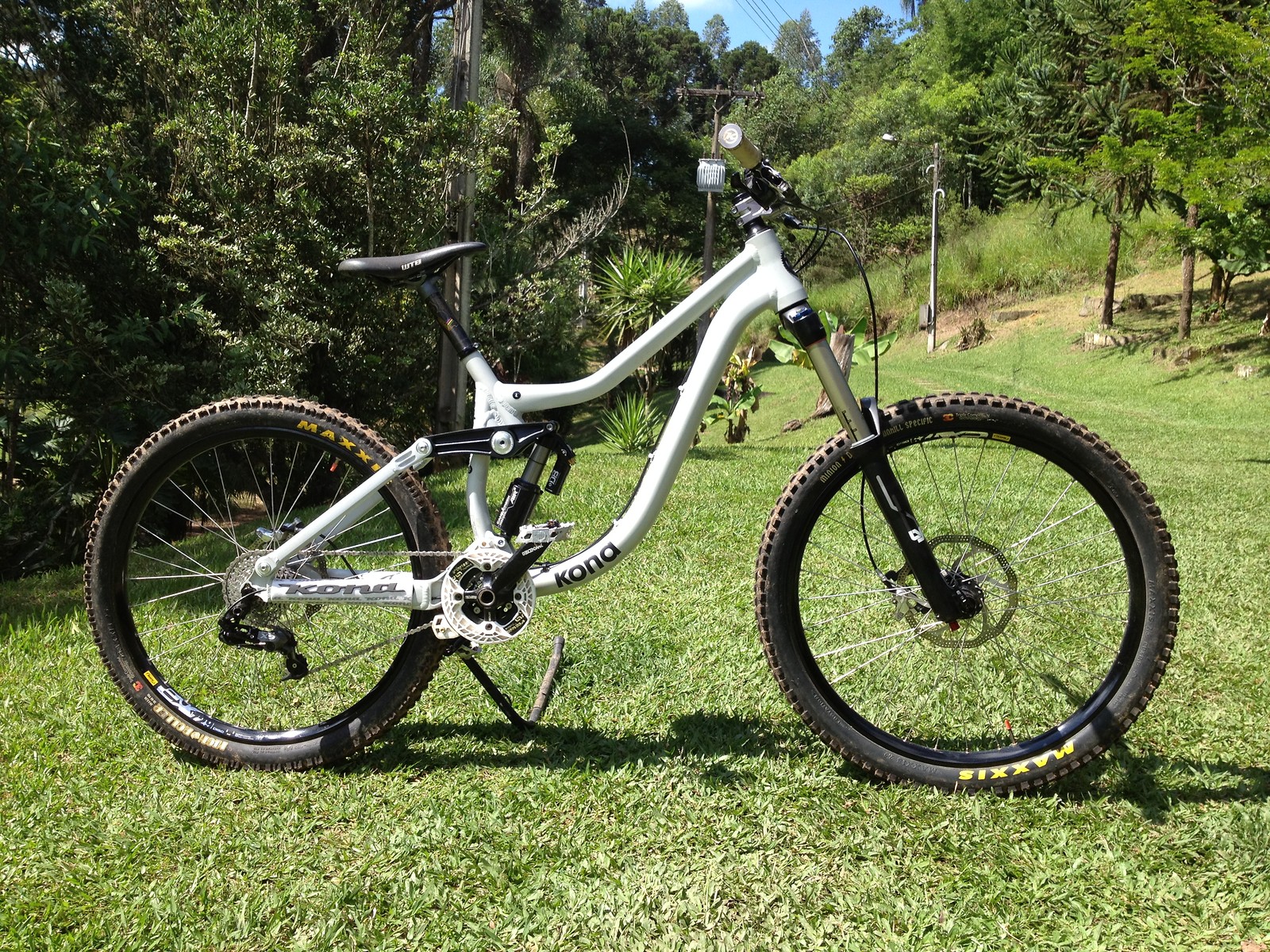 Custom 2012 Kona Entourage Deluxe - Balog's Bike Check - Vital MTB