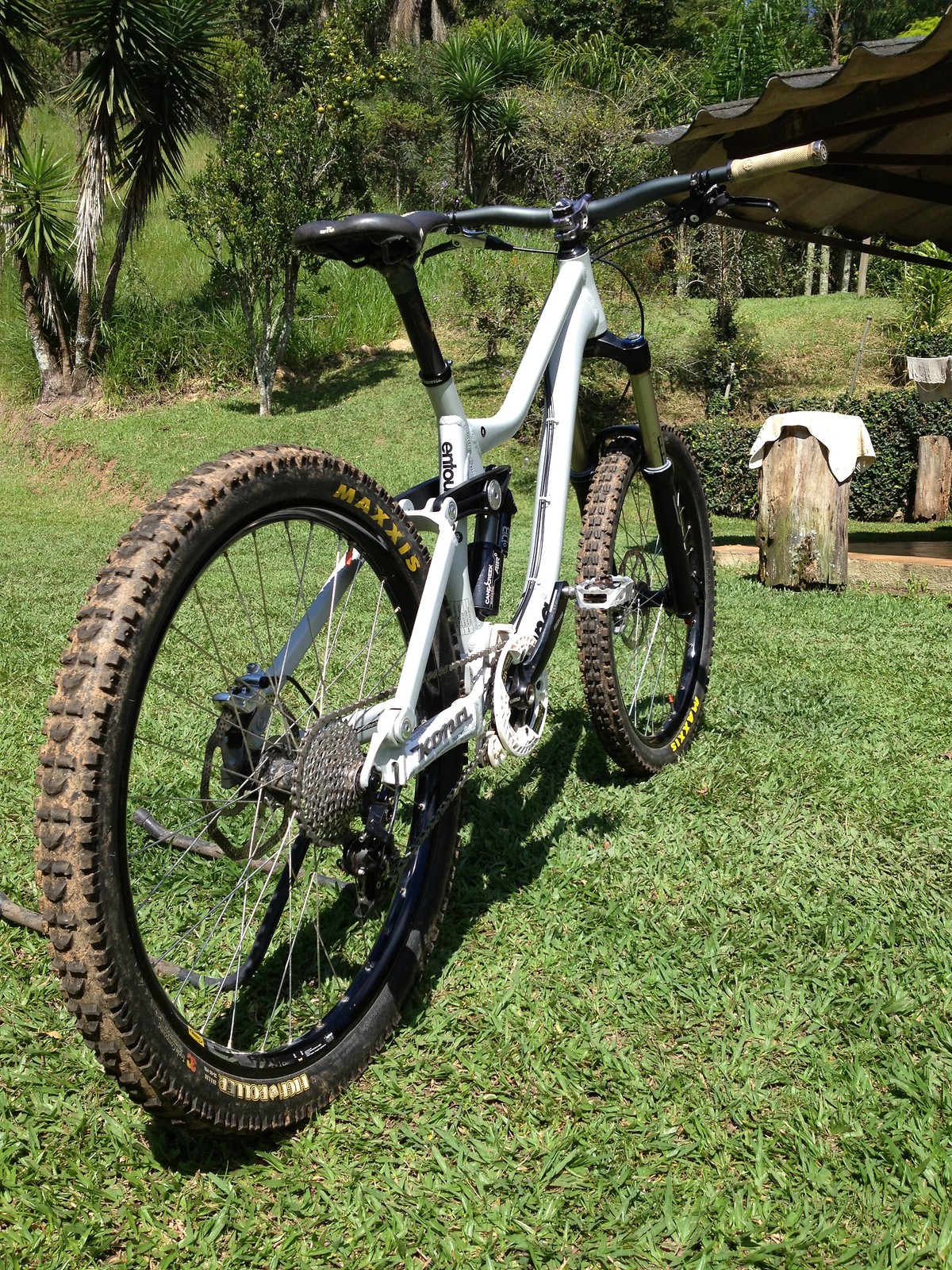 Custom 2012 Kona Entourage Deluxe - Balog's Bike Check - Vital MTB