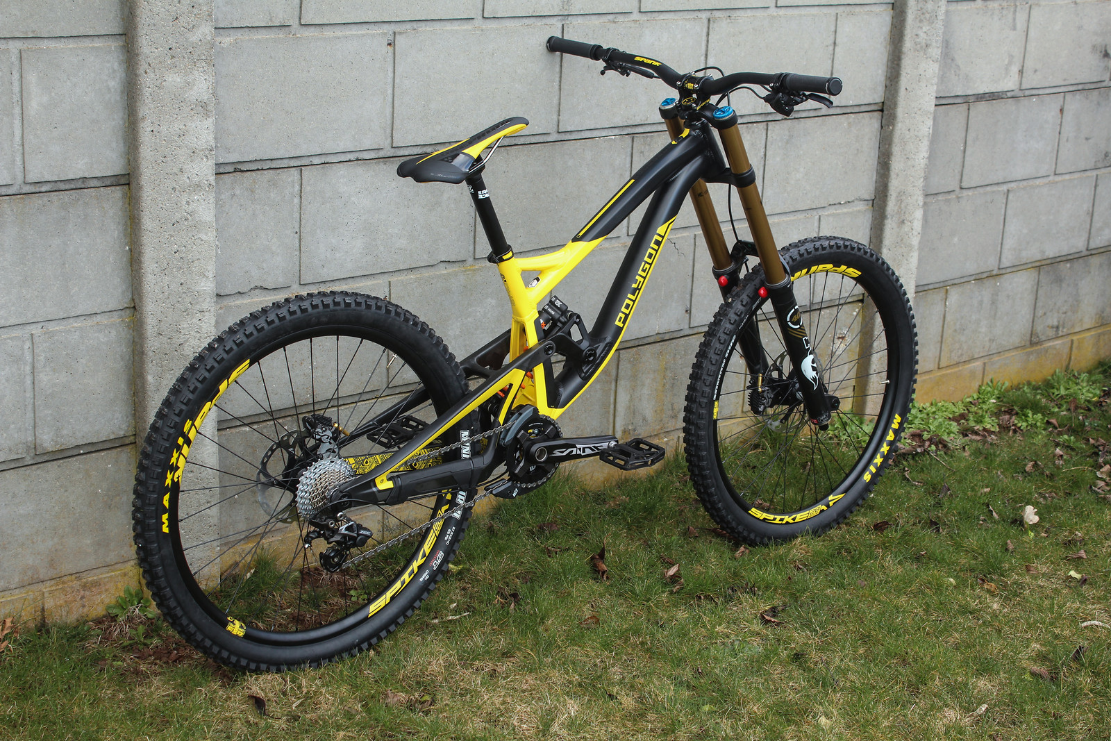 Bretzel Riders Team Bike // Polygon Collossus DH9 - bretzelprod's Bike ...