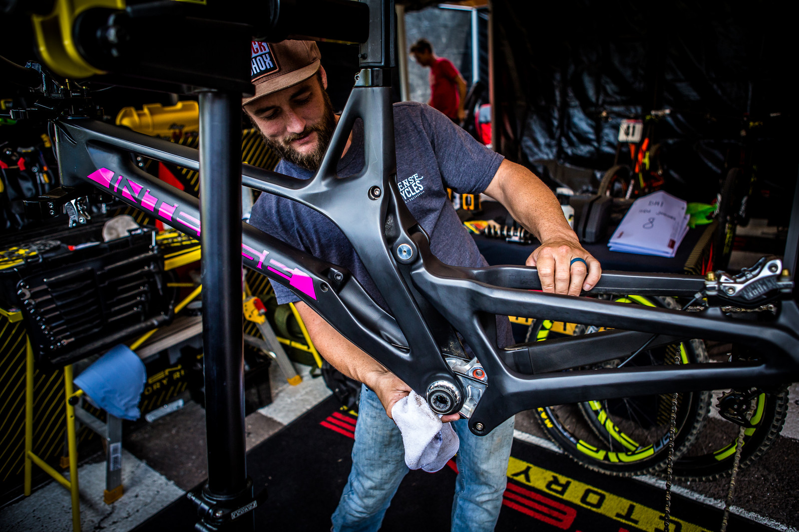 Chappy Cleaning up the Intense Carbon 29er DH Bike - PIT BITS - Val di ...