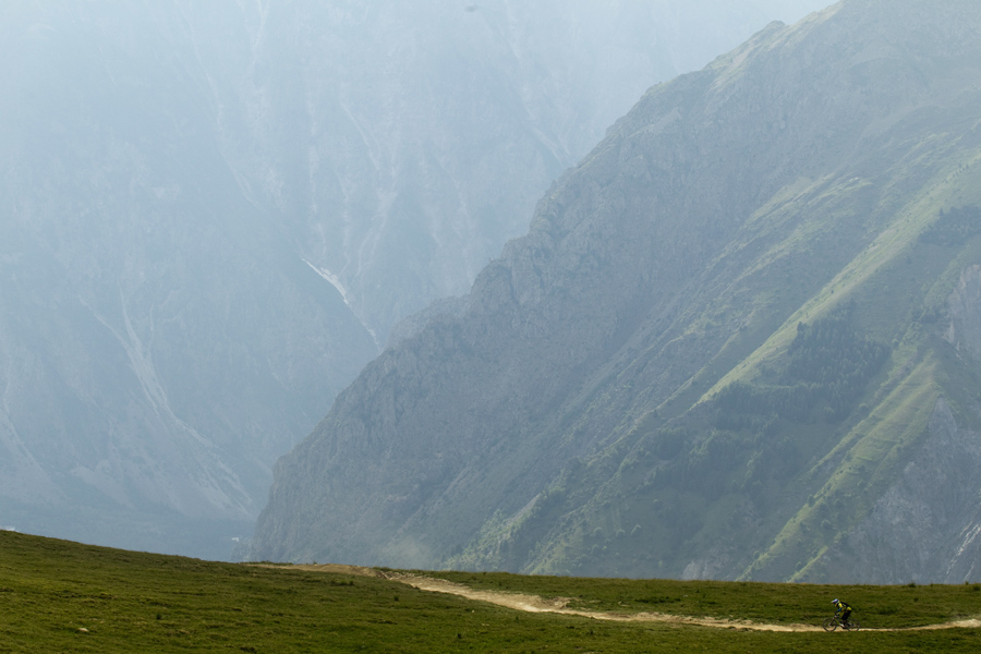 Eric Carter, dwarfed - Team GT at Mountain of Hell Les Deux Alpes ...