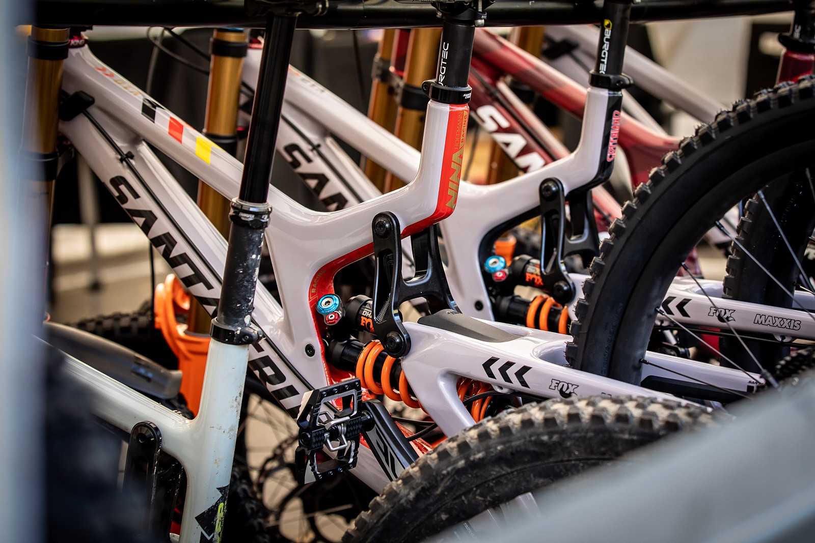 Syndicate Santa Cruz V10s - PIT BITS 1 - Lourdes World Cup Downhill ...