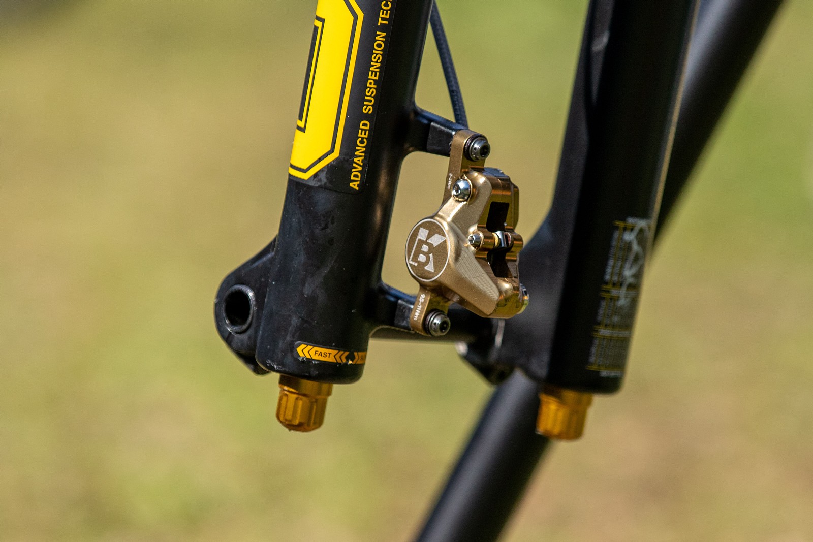 Braking Brakes single piston - PIT BITS 3 - Lourdes World Cup Downhill ...