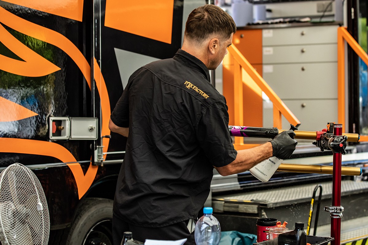 FOX pits - PIT BITS - Val di Sole World Cup Downhill - Mountain Biking ...