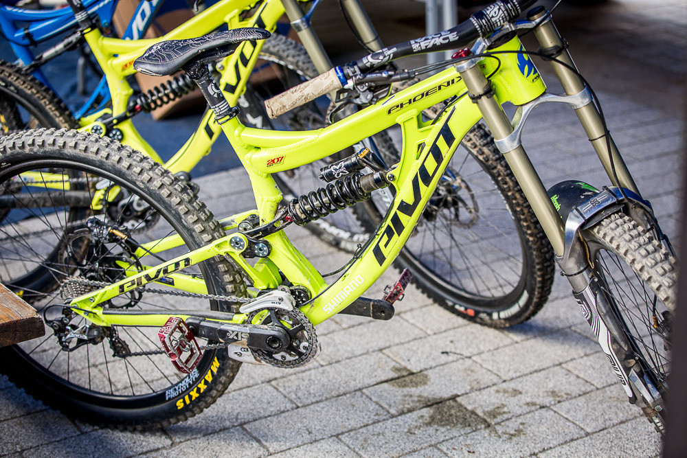 Bernard Kerr's Pivot Phoenix 27.5 - PIT BITS: Crankworx L2A - Mountain ...