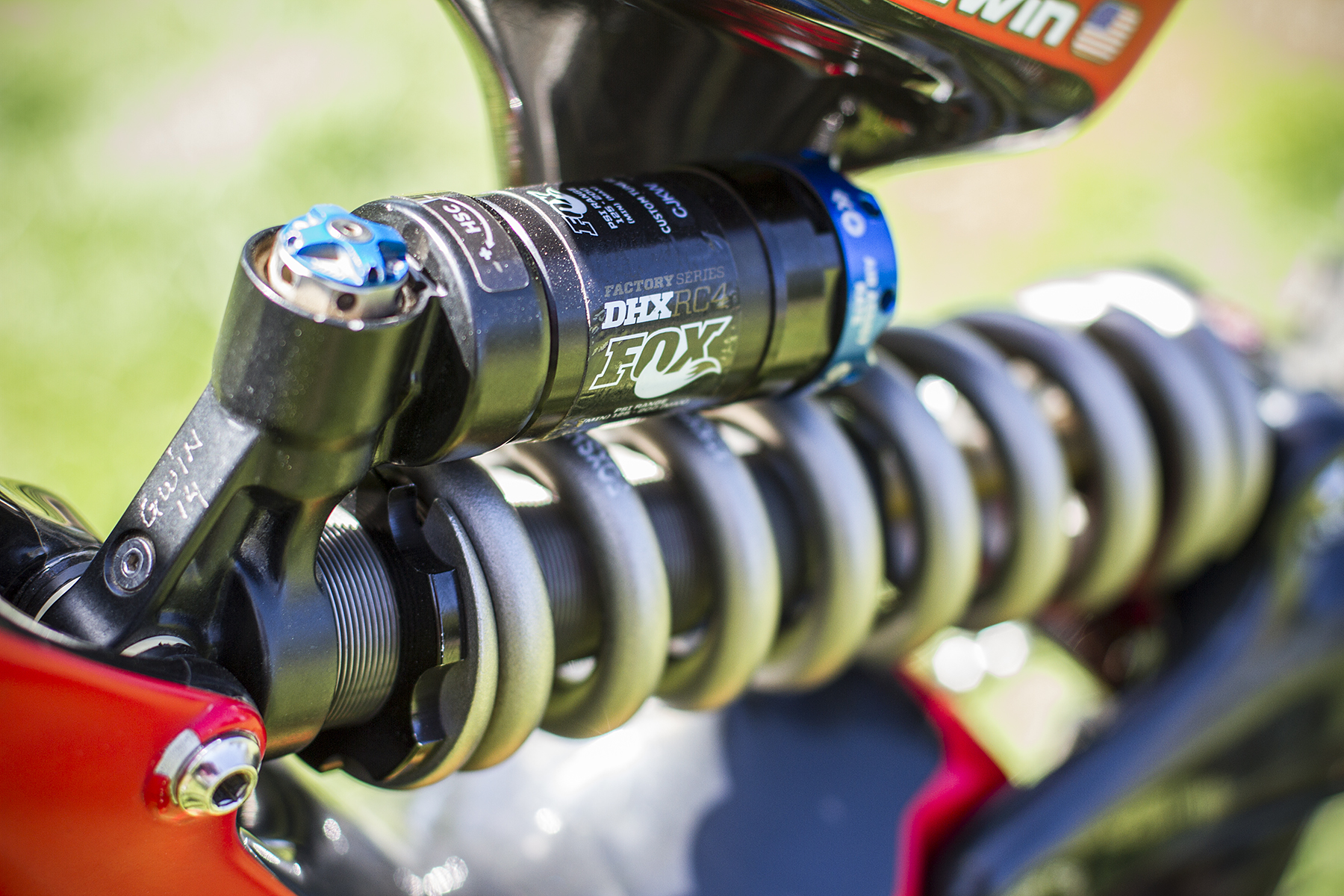 Gwin's FOX Ti Spring and FOX DHX RC4 - Pro Bike Check: Aaron Gwin's ...