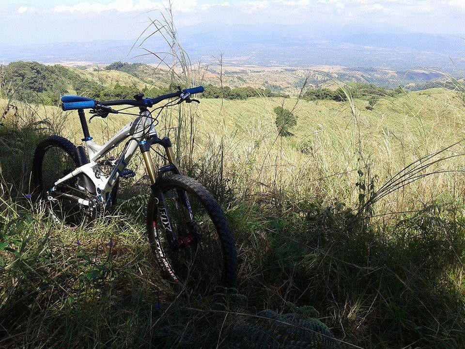 GT Distortion 1.0 - Joemxracer's Bike Check - Vital MTB