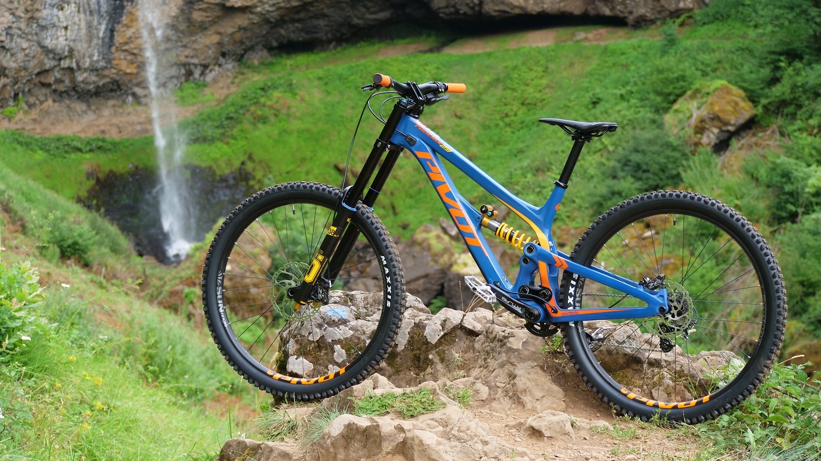 Pivot Cycles Phoenix 29 XL "TchoukTV" - TchoukTV's Bike Check - Vital MTB