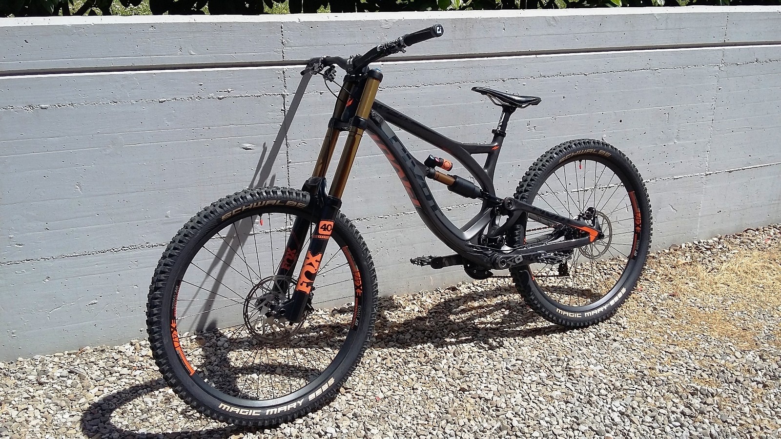 Pivot Phoenix DH Carbon - CUSTOM - Grammyx's Bike Check - Vital MTB