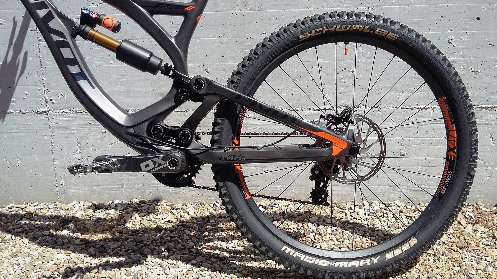Pivot Phoenix DH Carbon - CUSTOM - Grammyx's Bike Check - Vital MTB