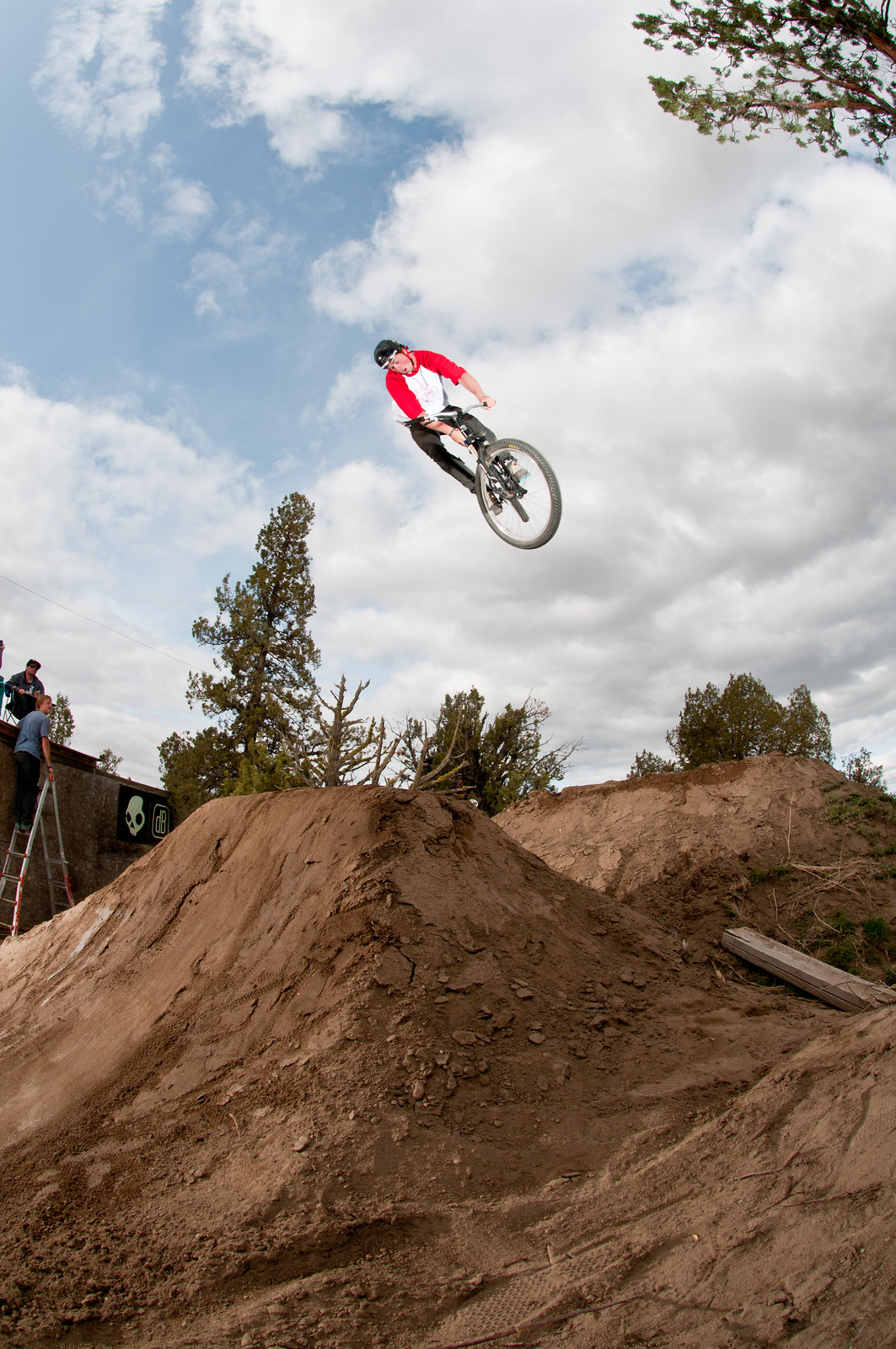 UDUG 360 seat grab Noah Brouessu - Jamie Goldman - Mountain Biking ...