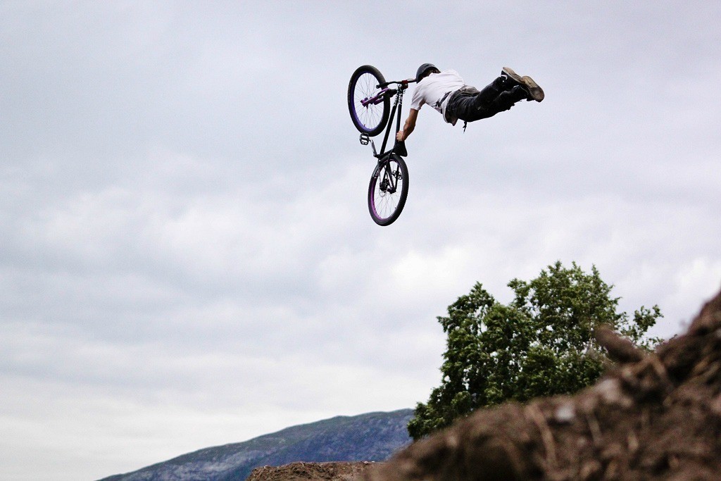 Superman seatgrab - Pata - Mountain Biking Pictures - Vital MTB