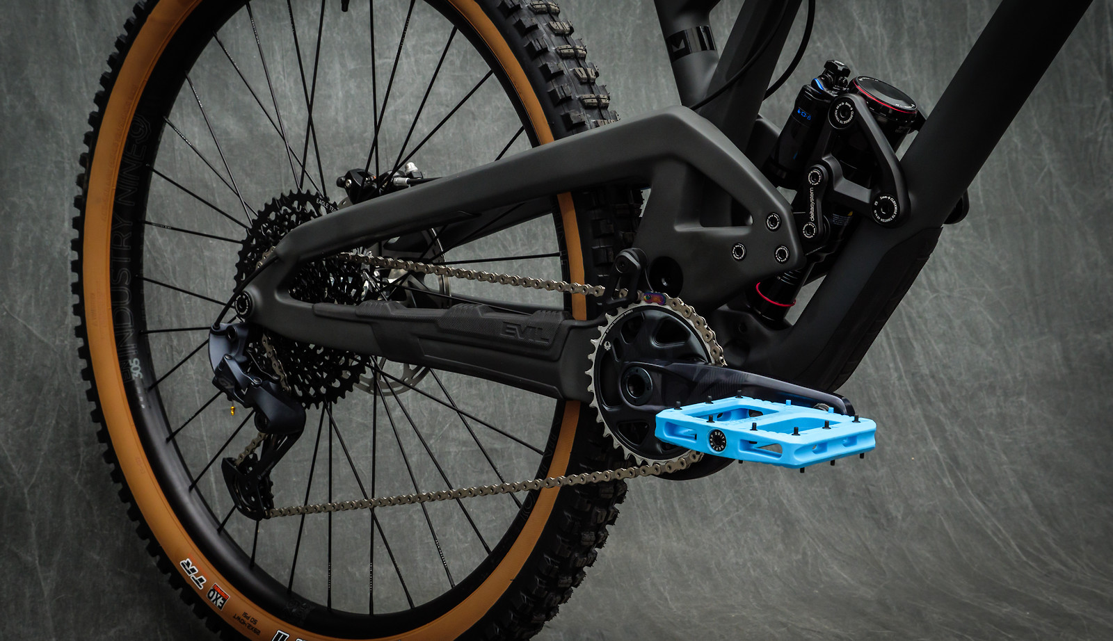 Evil Offering V2 - FanatikBikeCo's Bike Check - Vital MTB