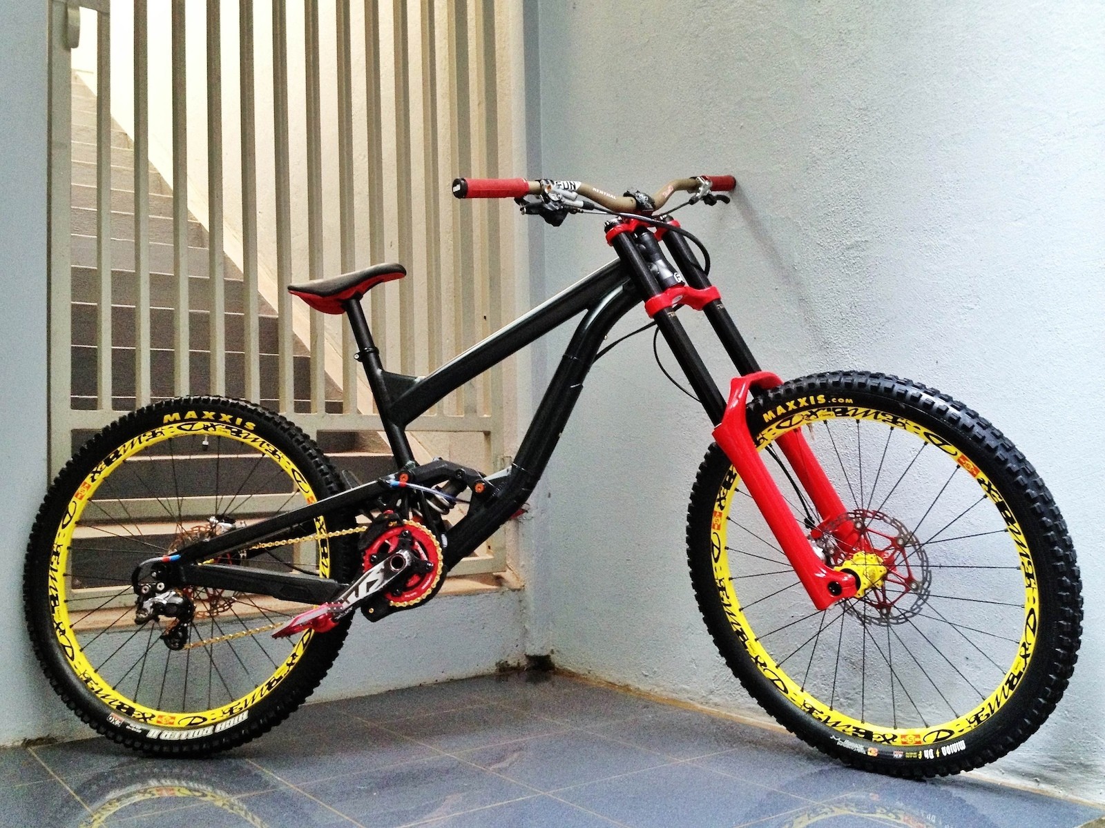 Darth Maul (Polygon DHX Factory 2012) - bismojo's Bike Check - Vital MTB