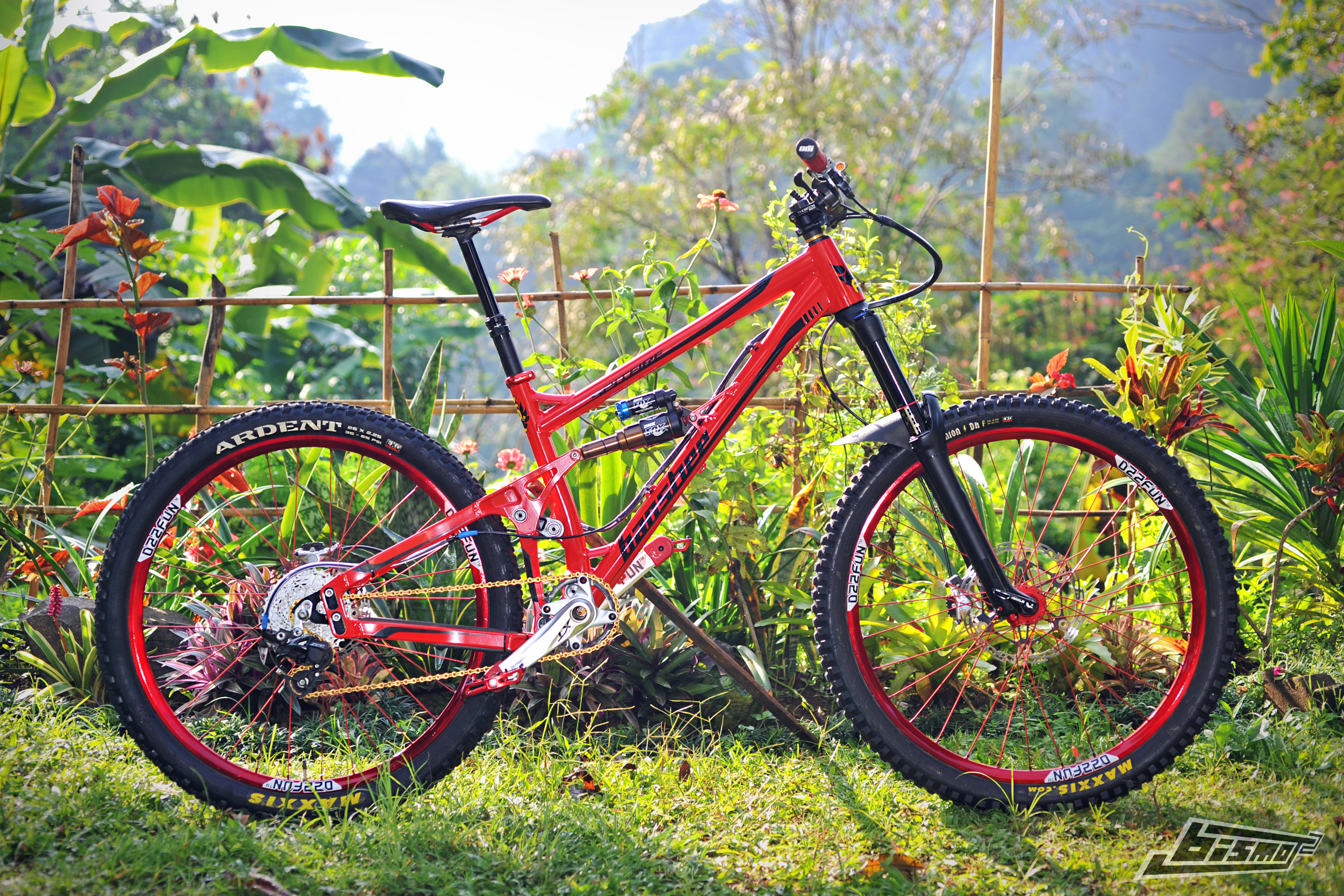 LAVA™ (banshee spitfire v2) - bismojo's Bike Check - Vital MTB