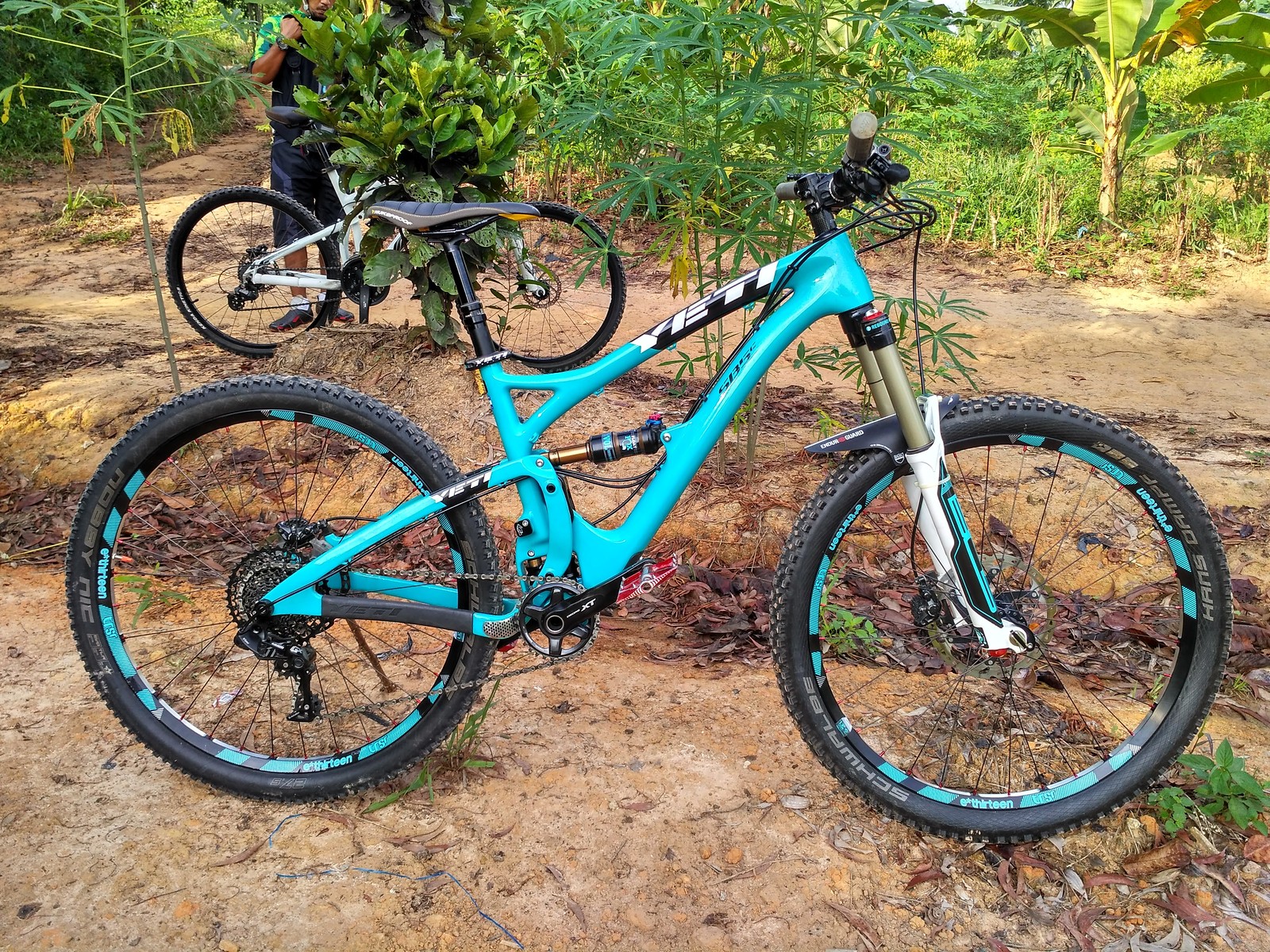 Turquoise Every Where Yeti Sb5c - IHSAAN's Bike Check - Vital MTB