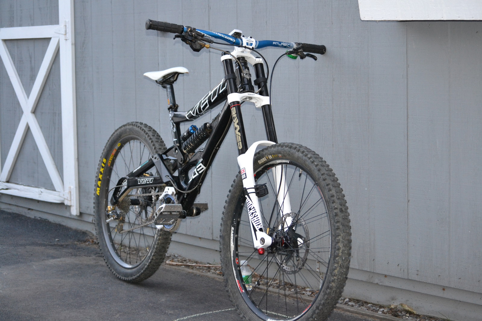2011 Yeti 303 R-DH - umbodie's Bike Check - Vital MTB