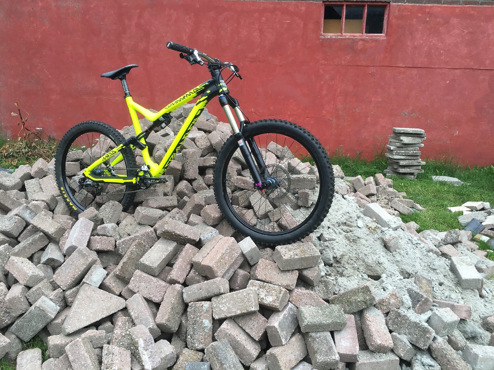 Commencal Meta V4 Park Build - Arnoodles's Bike Check - Vital MTB