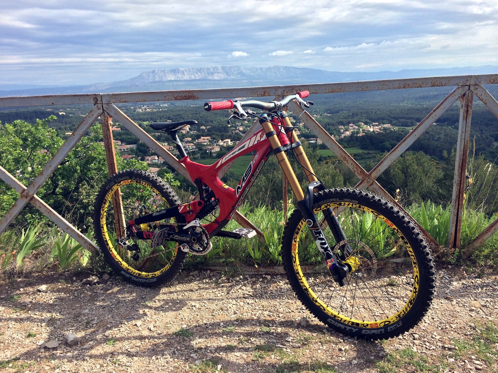 Intense M9 FRO - Red Weapon DH - Kevr2s's Bike Check - Vital MTB