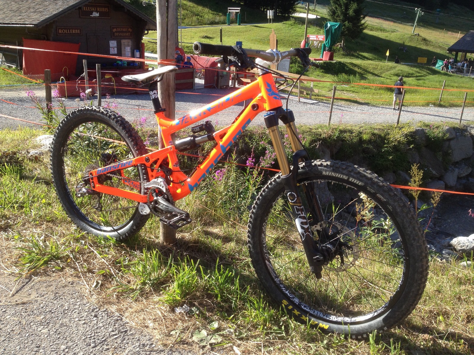 Banshee Bikes Darkside Neon Orange - Guillaumewish's Bike Check - Vital MTB