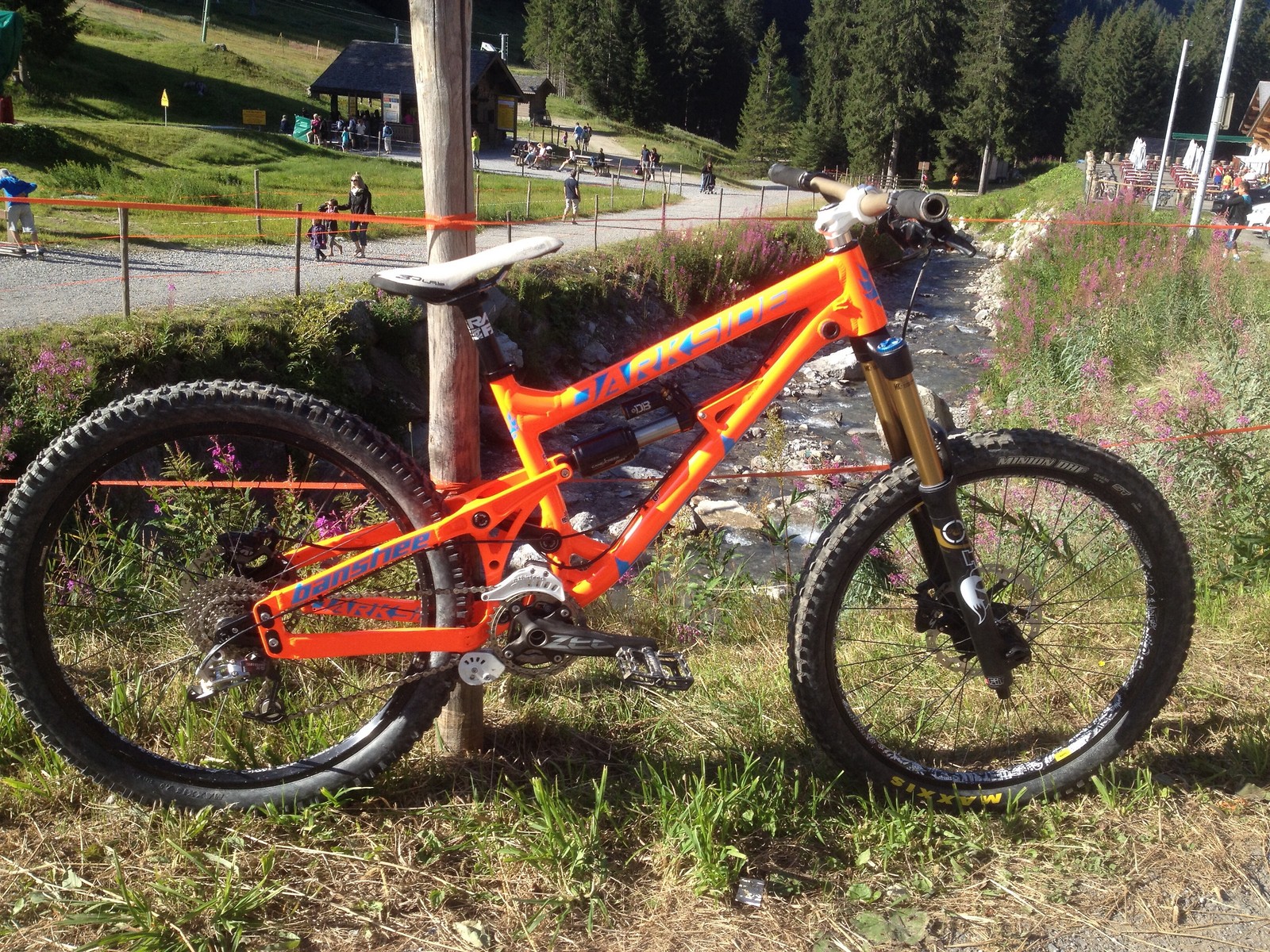 Banshee Bikes Darkside Neon Orange - Guillaumewish's Bike Check - Vital MTB
