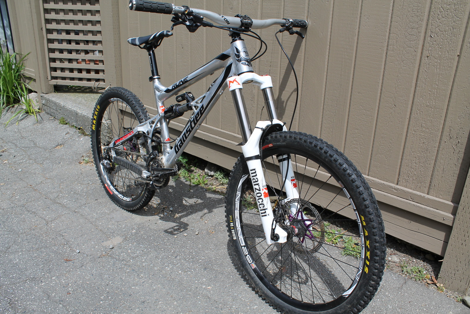 Mini DH Banshee Rune V2 - Kylehutch's Bike Check - Vital MTB