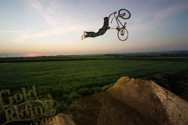 Superman Seat Grab Pepe Sisteré - Gold Riding - Mountain Biking ...