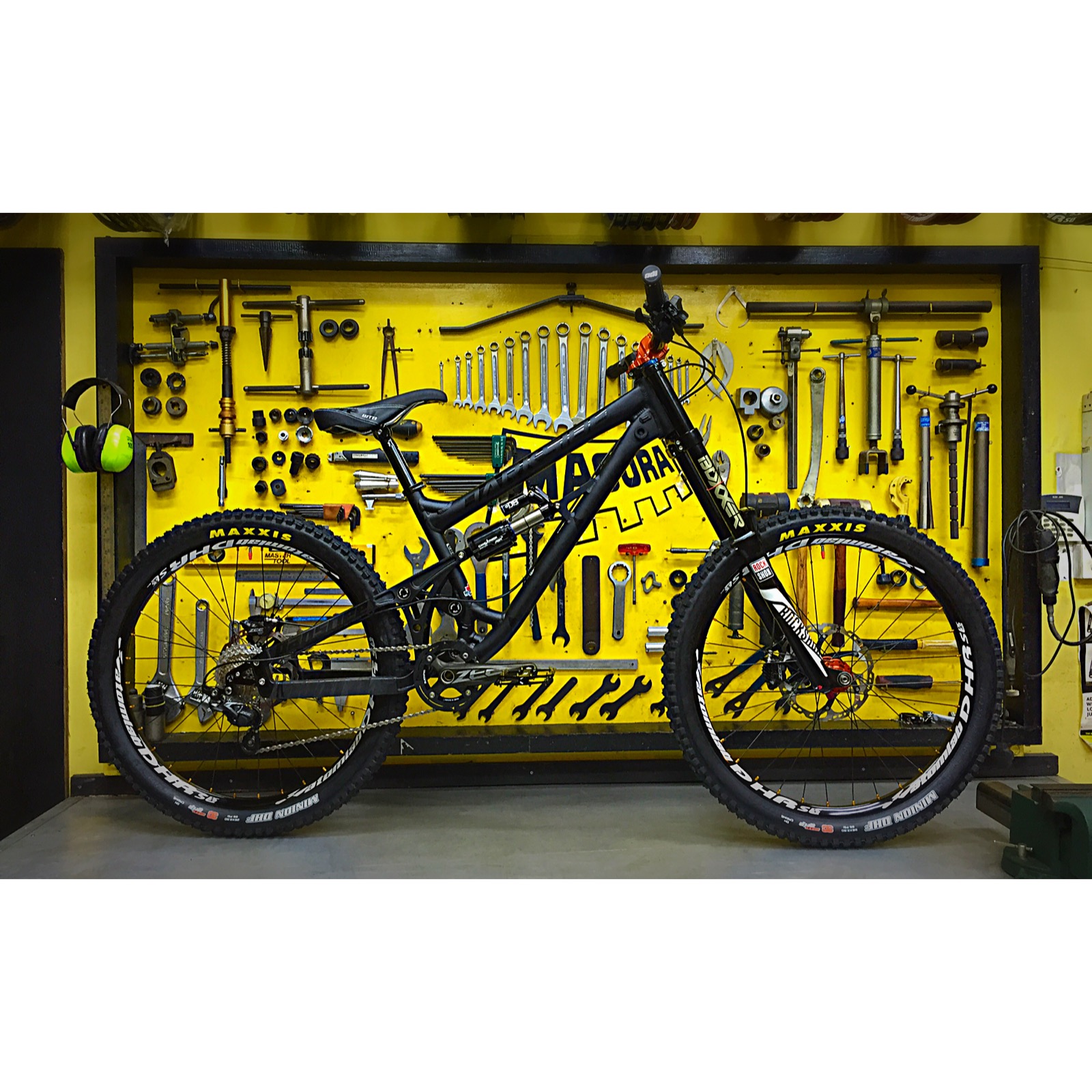 Banshee Darkside 2015 "The Stealth Shocker" - ashlightman's Bike Check ...