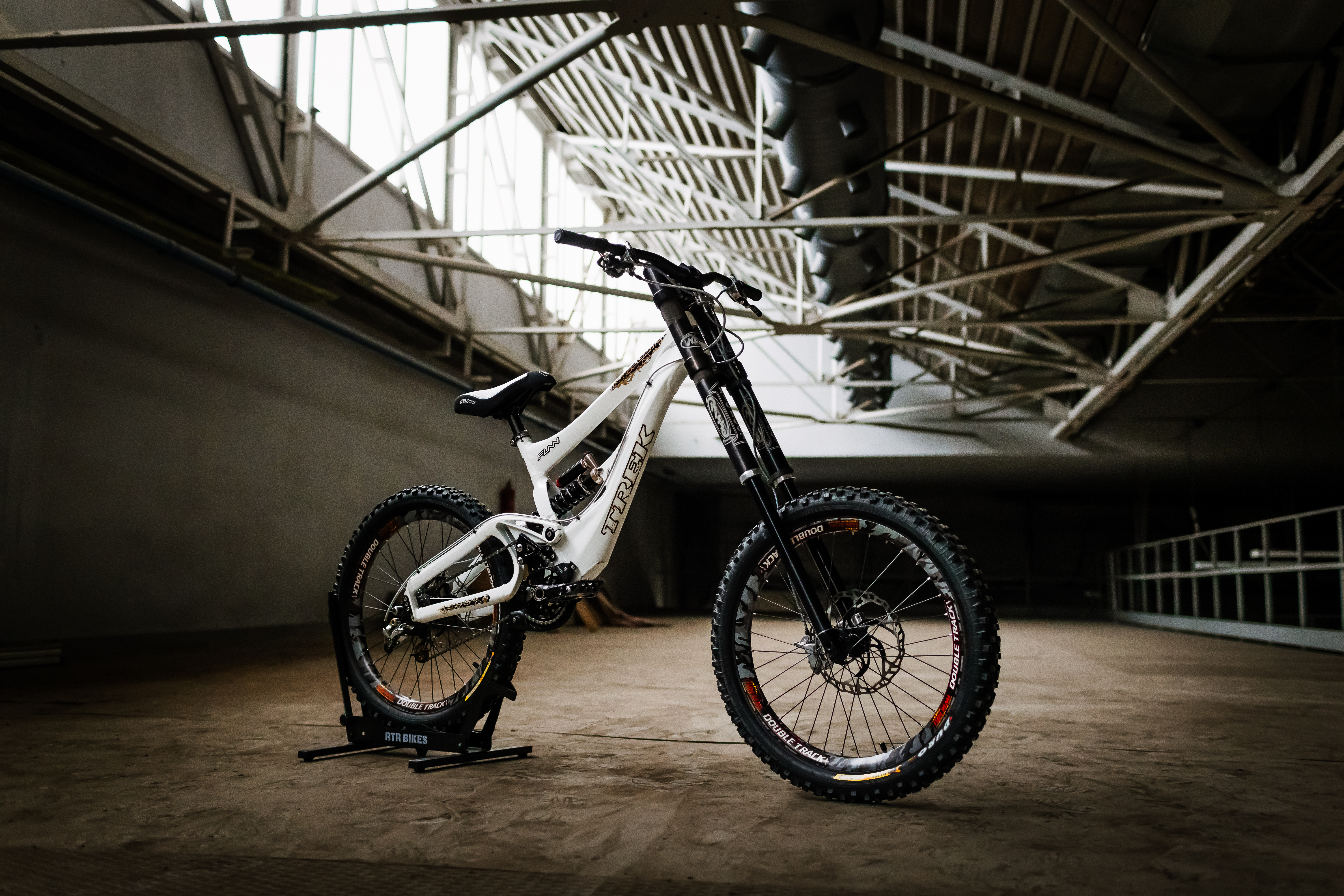 The Sesh! Trek Session 10 & Risse Big Foot - Inspiron's Bike Check ...