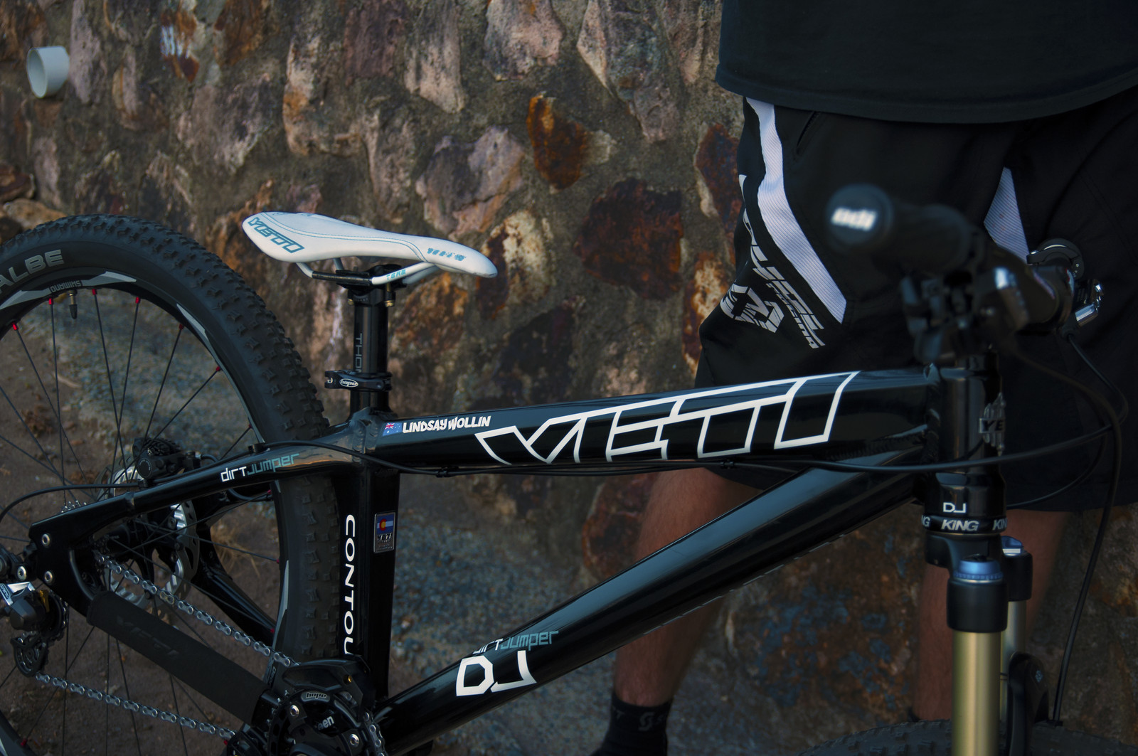 2011 Yeti DJ - Lindsay Wollin's Bike Check - Vital MTB