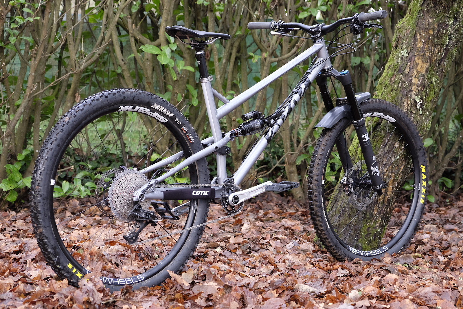 Cotic new Rocket Max - 2 roues dans les cailloux's Bike Check - Vital MTB