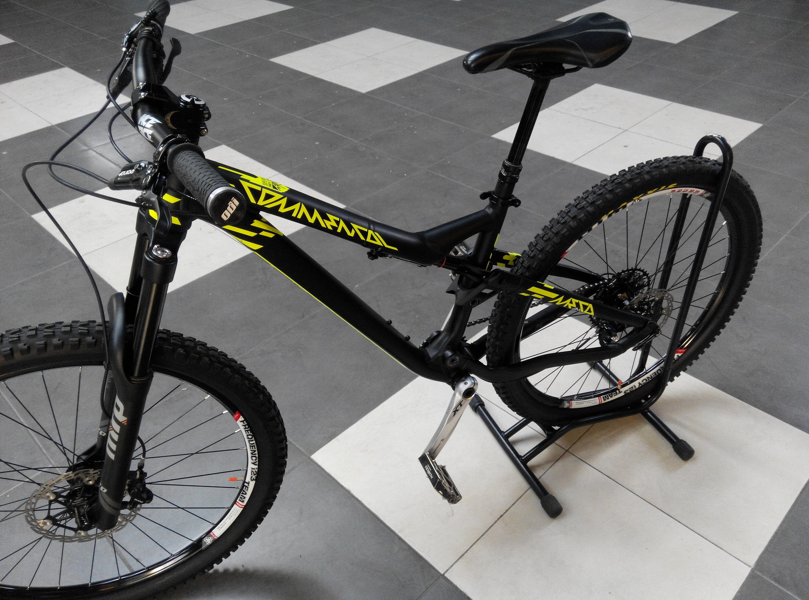 Commencal Meta AM V4 650b - GuN2's Bike Check - Vital MTB