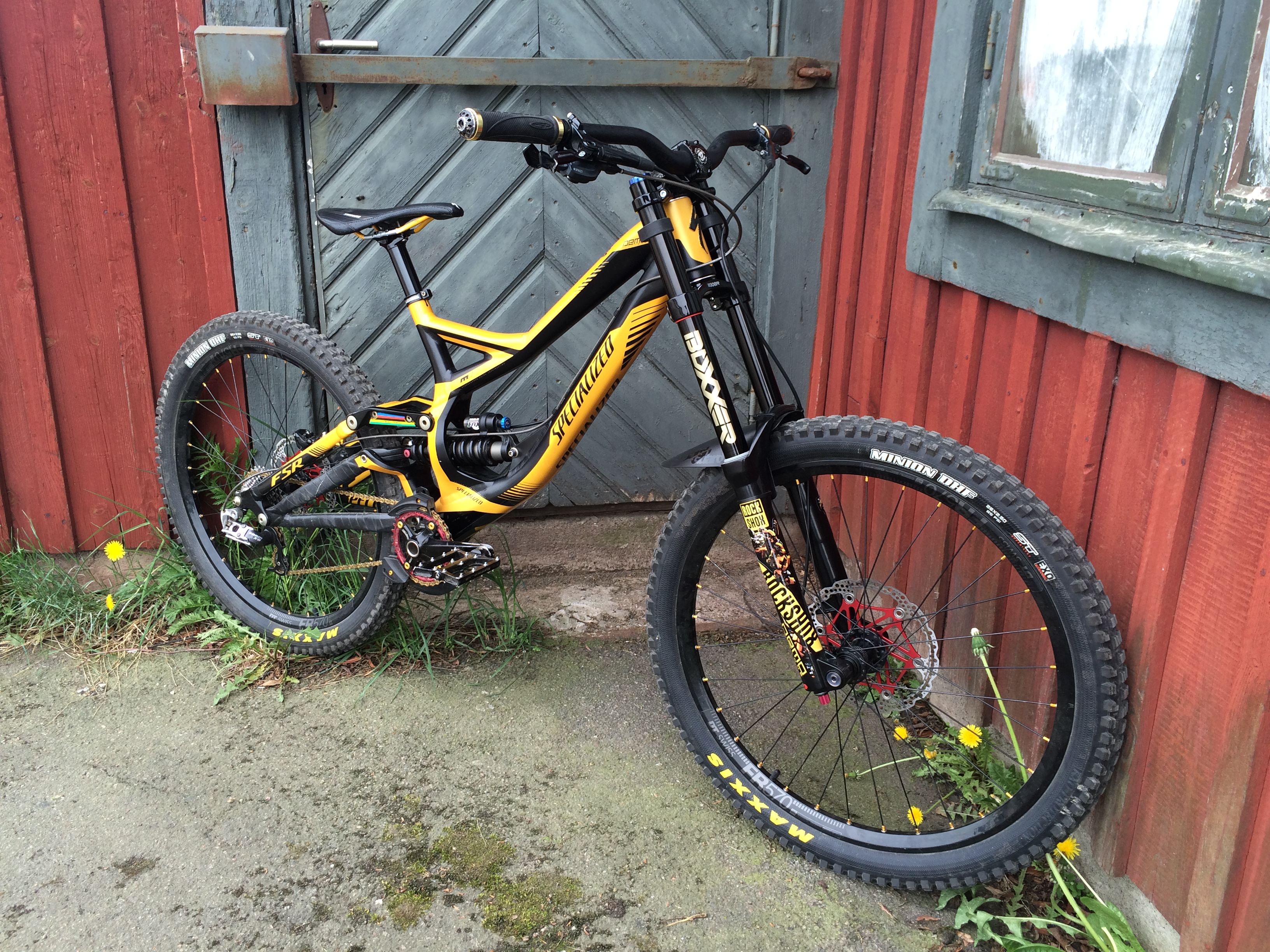 Bumblebee - Specialized Demo 8 one - JunoPhoenix's Bike Check - Vital MTB