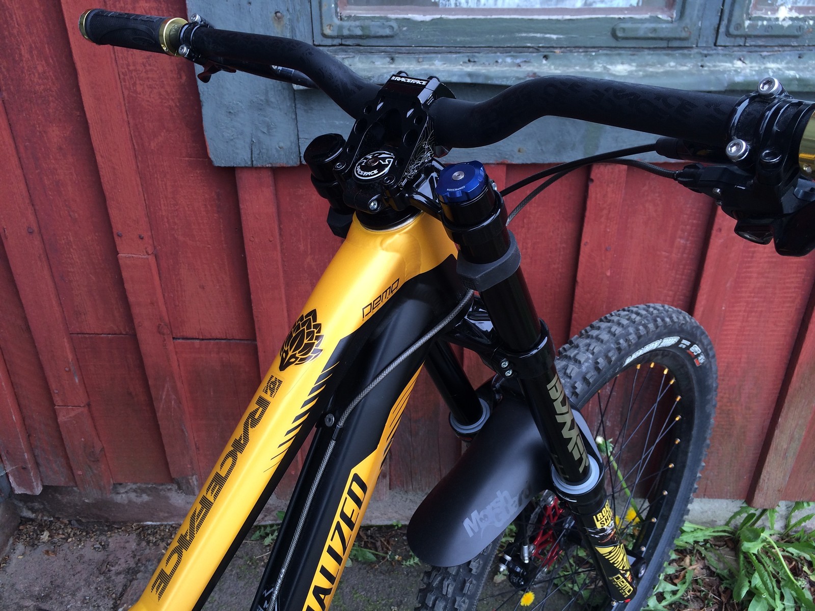 Bumblebee - Specialized Demo 8 one - JunoPhoenix's Bike Check - Vital MTB