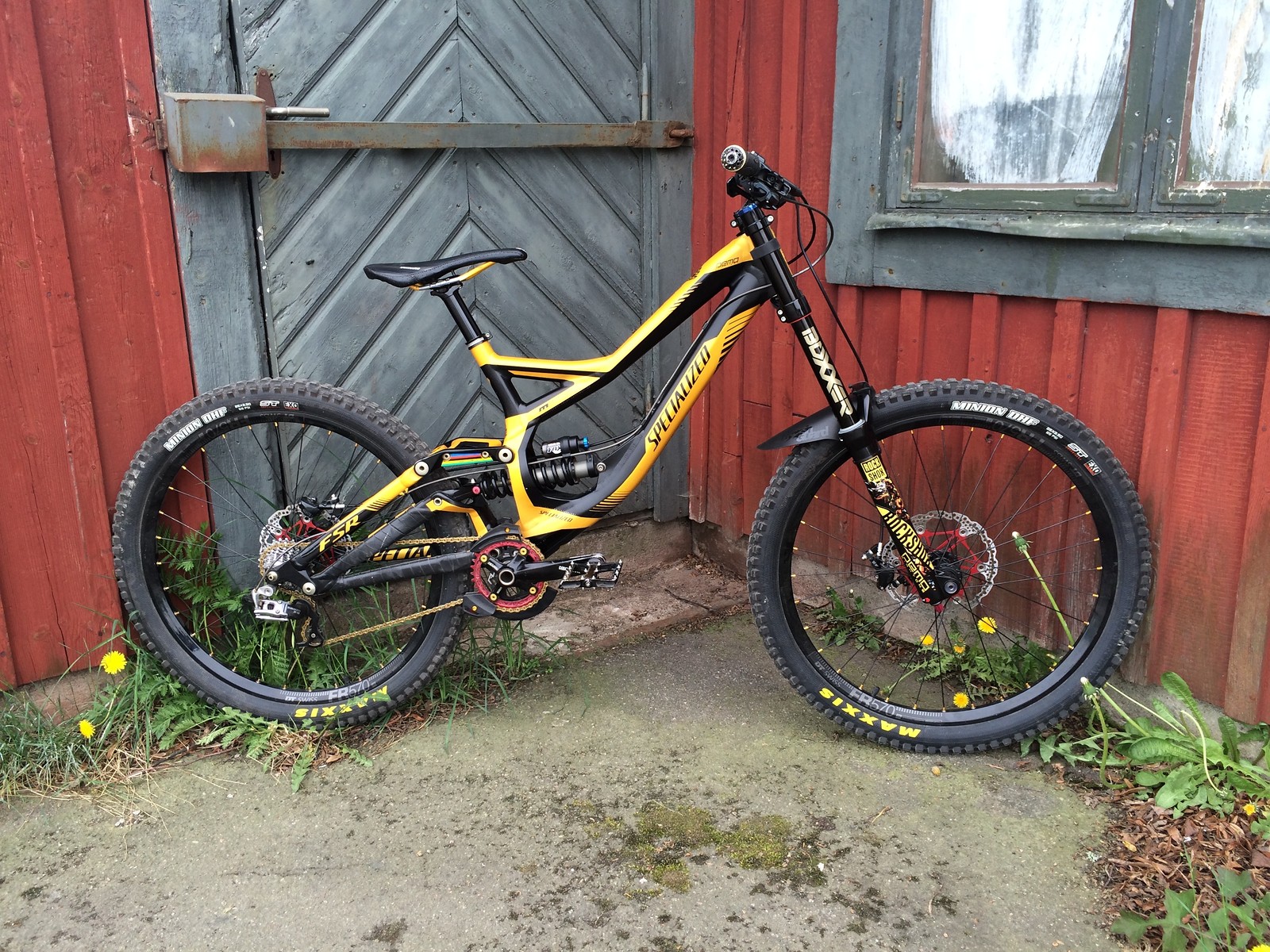 Bumblebee - Specialized Demo 8 one - JunoPhoenix's Bike Check - Vital MTB