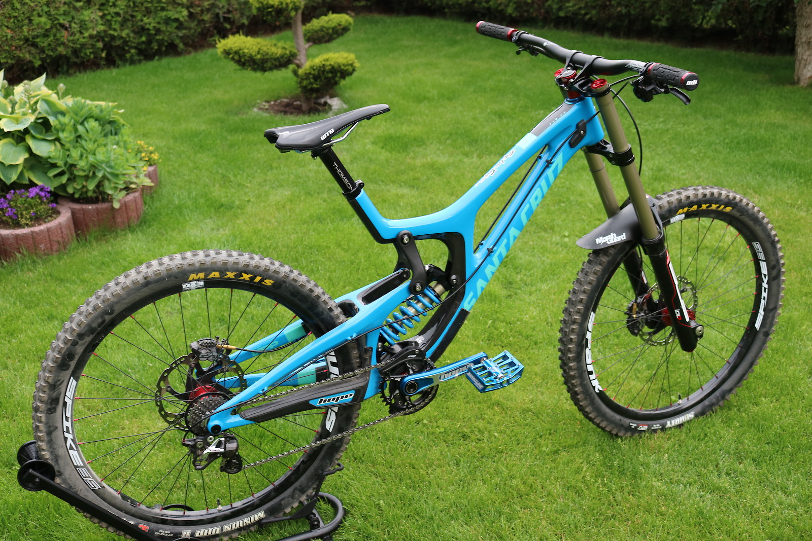 Santa Cruz V10.6 - Downhillaex02's Bike Check - Vital MTB