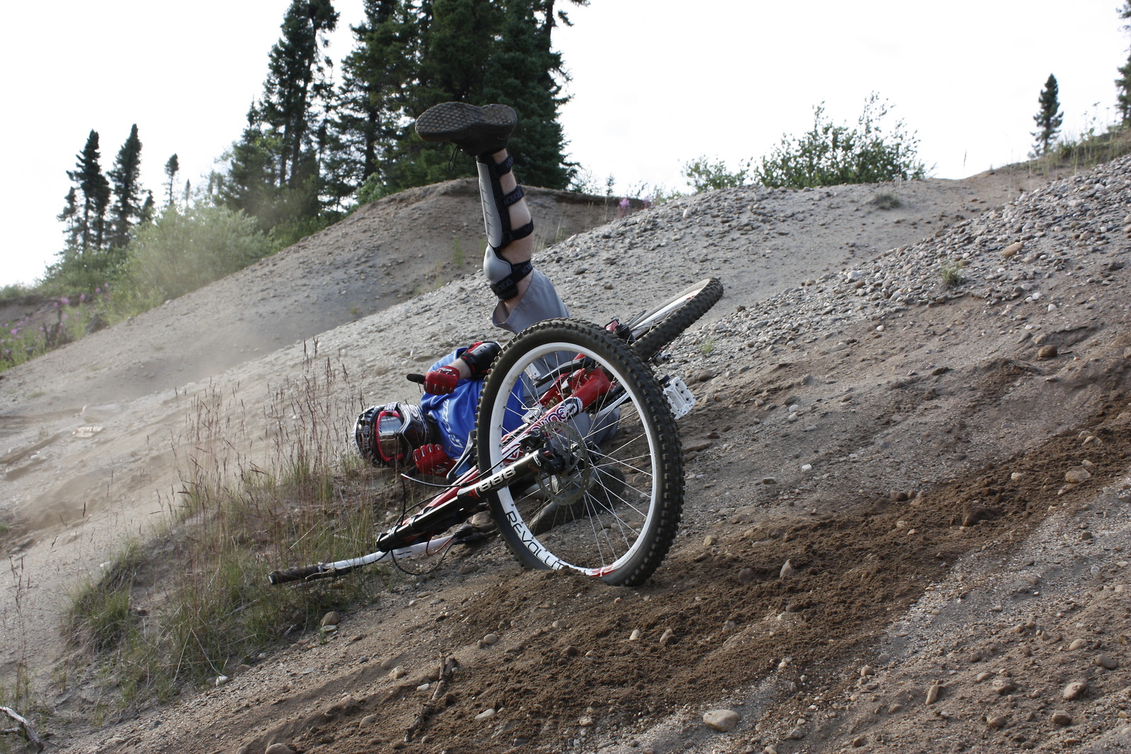 mid fall thumbs up - jimithing14 - Mountain Biking Pictures - Vital MTB