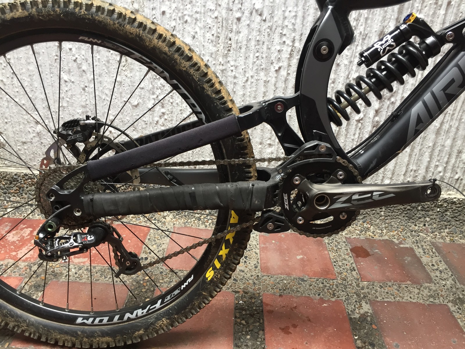 Airborne Pathogen 26" custom - Camilo2012's Bike Check - Vital MTB