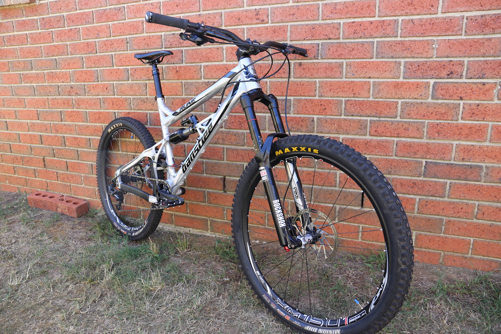 Banshee Rune V2 - the drizzle's Bike Check - Vital MTB