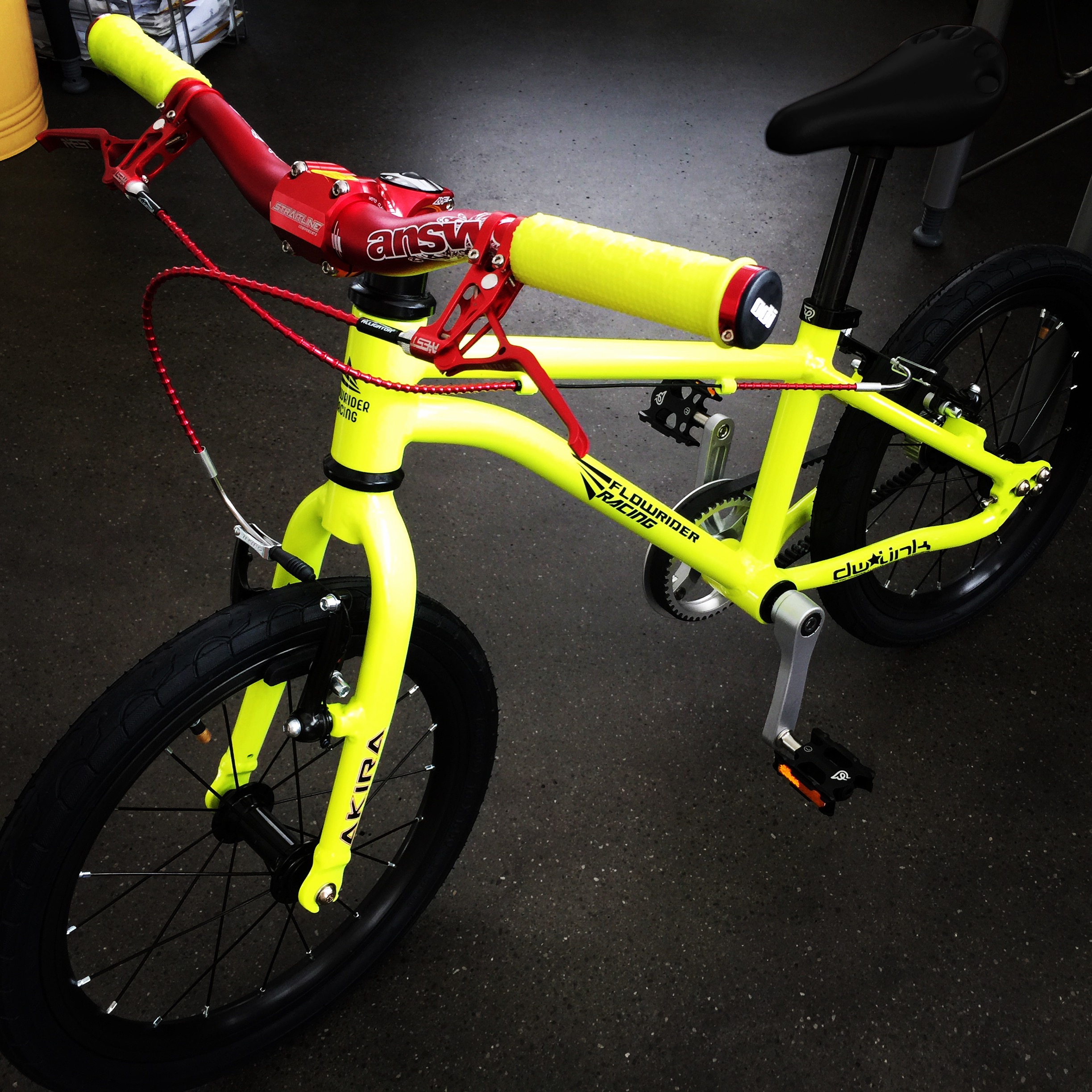 FLOWRIDER RACING KIDS BIKE - FLOWRIDER RACING's Bike Check - Vital MTB