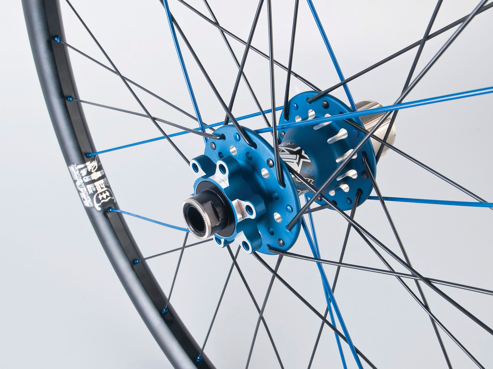 SPIKE-RACE-28-WHEELSET-DETAIL-01 - MTB R&D - Mountain Biking Pictures ...