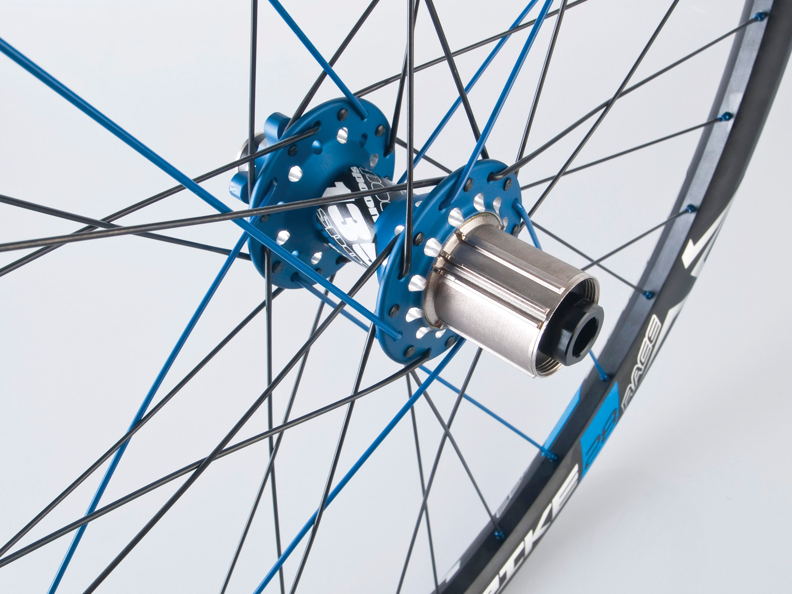 SPIKE-RACE-28-WHEELSET-DETAIL-02 - MTB R&D - Mountain Biking Pictures ...