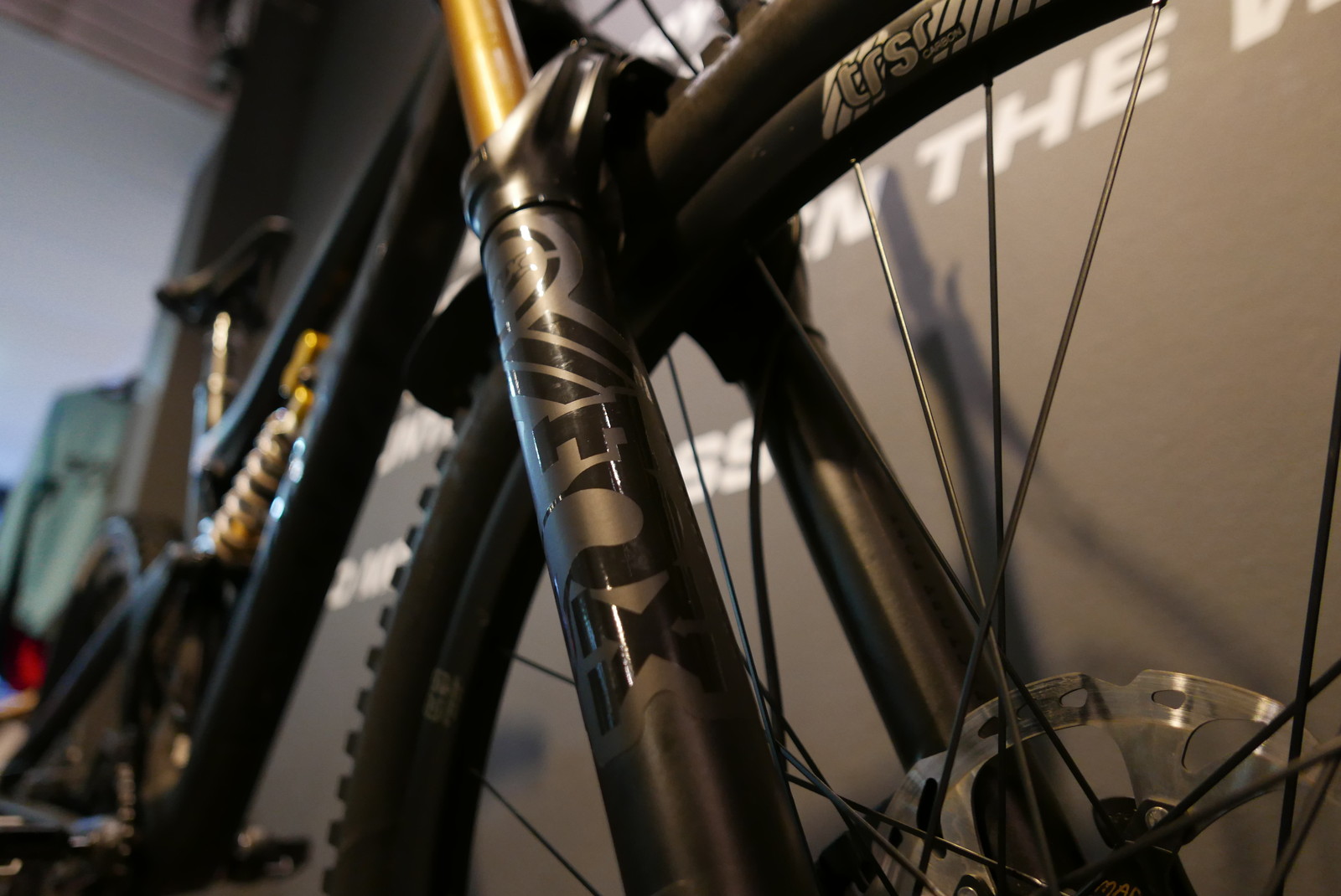 Ohlins Santa Cruz Nomad "Stealth" - ReEvolution's Bike Check - Vital MTB
