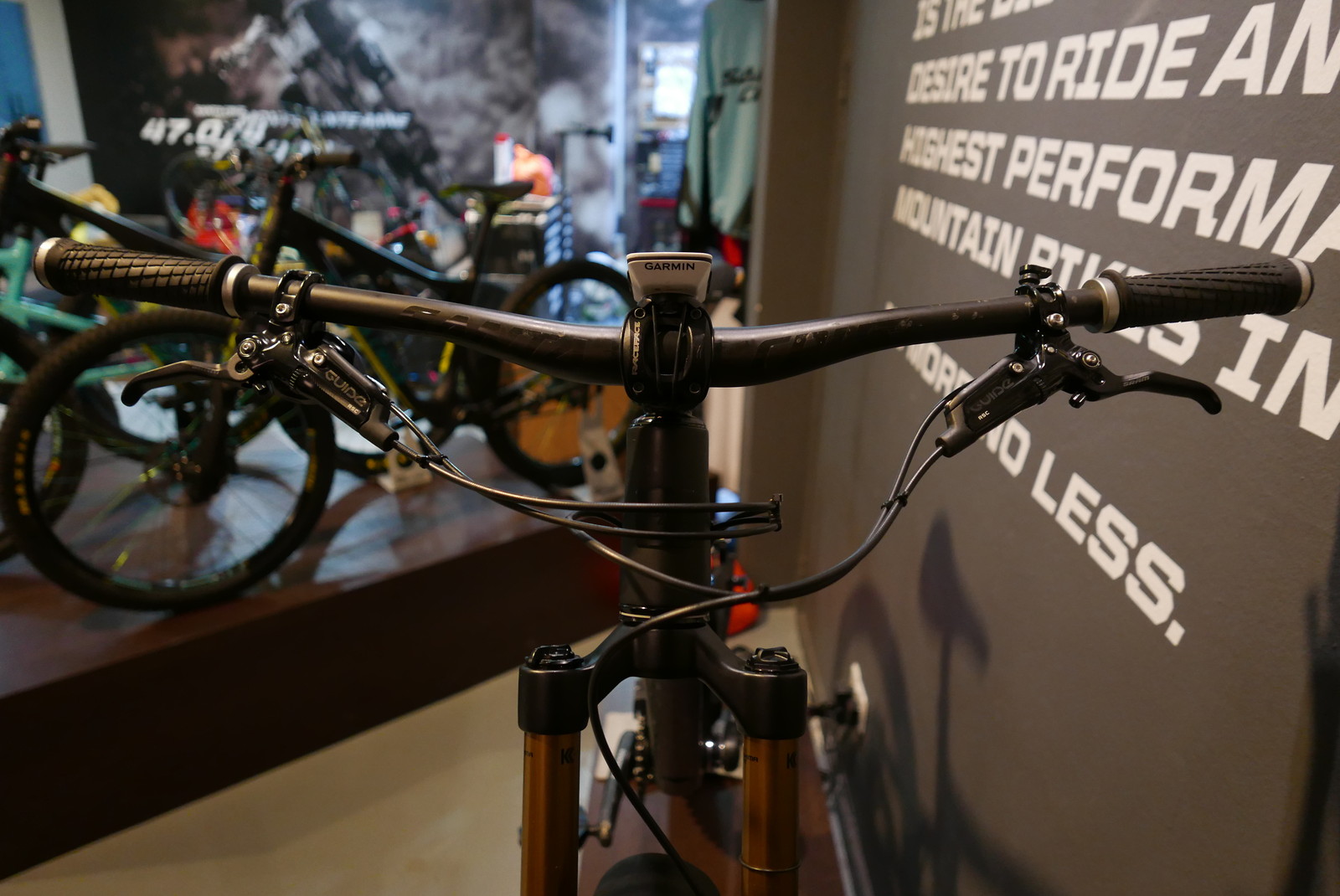 Ohlins Santa Cruz Nomad "Stealth" - ReEvolution's Bike Check - Vital MTB